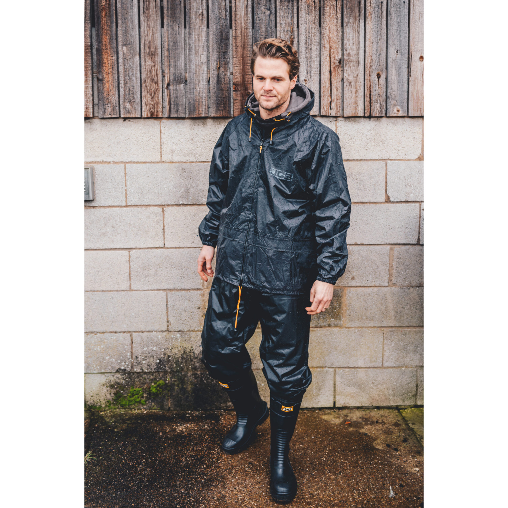 Toolmonkey - JCB Black Waterproof Two Piece Rain Suit: Unbeatable Rain Protection